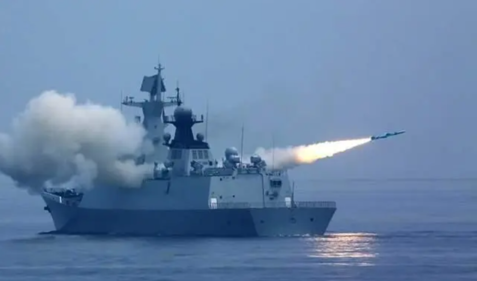 第六批054A型护卫舰：装备了100毫米舰炮，未换装368型相控阵雷达_腾讯新闻