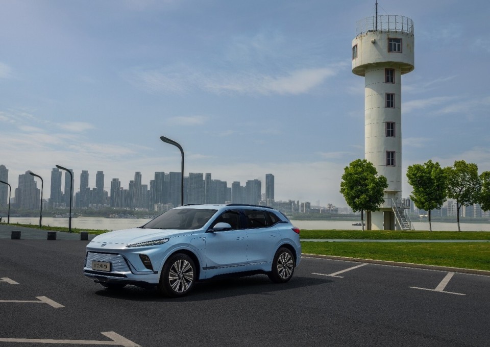 贵一倍没道理，别克E5对比蔚来ES6_腾讯新闻