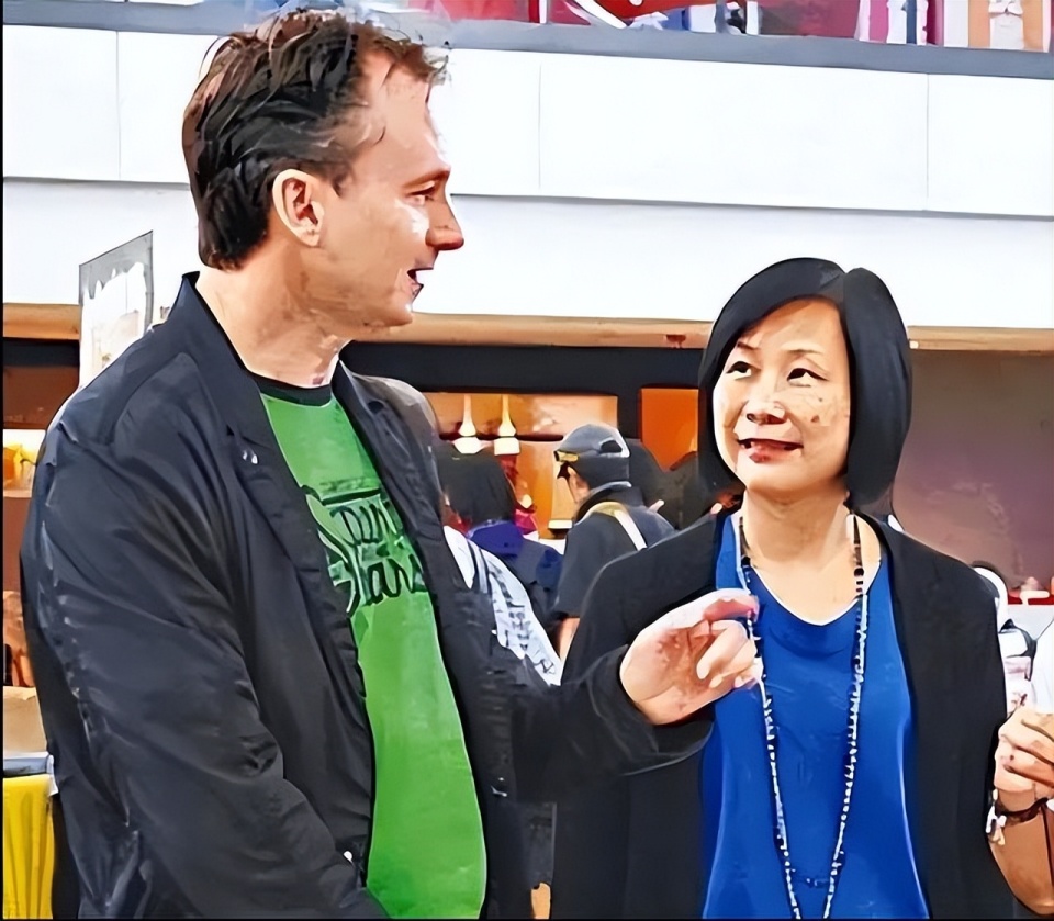 58岁河国荣自杀：入行不易、晚年潦倒，与妻子间的真爱令人动容_腾讯新闻