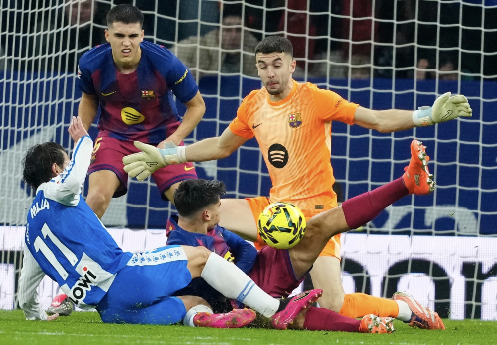 4万人狂嘘！巴萨2-0拿下地狱德比：126年邻居崩溃 门神让旧主闭嘴_腾讯新闻