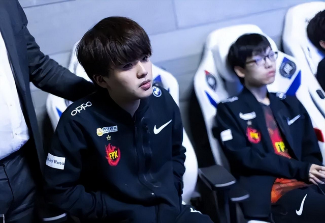 前LPL选手Fenfen晒聊天记录，Lwx自嘲去打KPL：一起不？