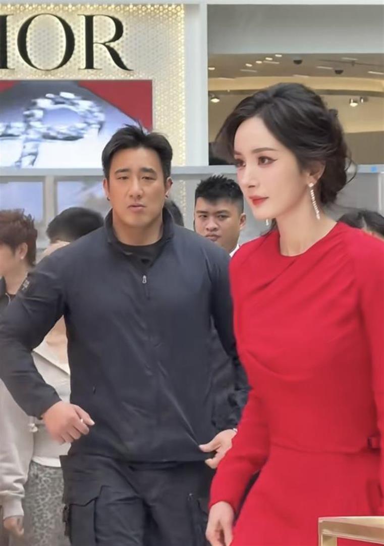 杨幂现身深圳万象天地被偶遇 一袭红裙简直是妈咪级别 美得不像_腾讯新闻