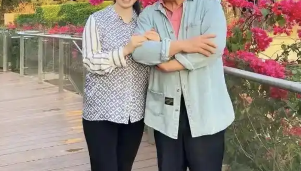 8年前公开呼吁抵制圣诞，如今却在美国过节唱红歌？姜昆们好兴致_腾讯新闻