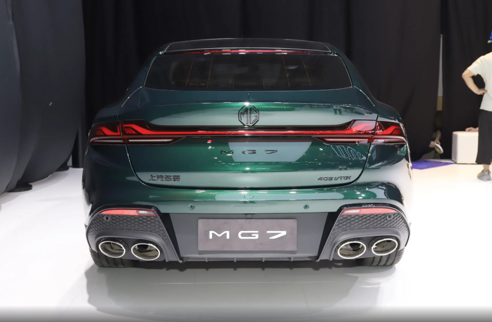 一口价干到10.99万，国产“西装暴徒”MG7，大轿跑无框门长轴距_腾讯新闻