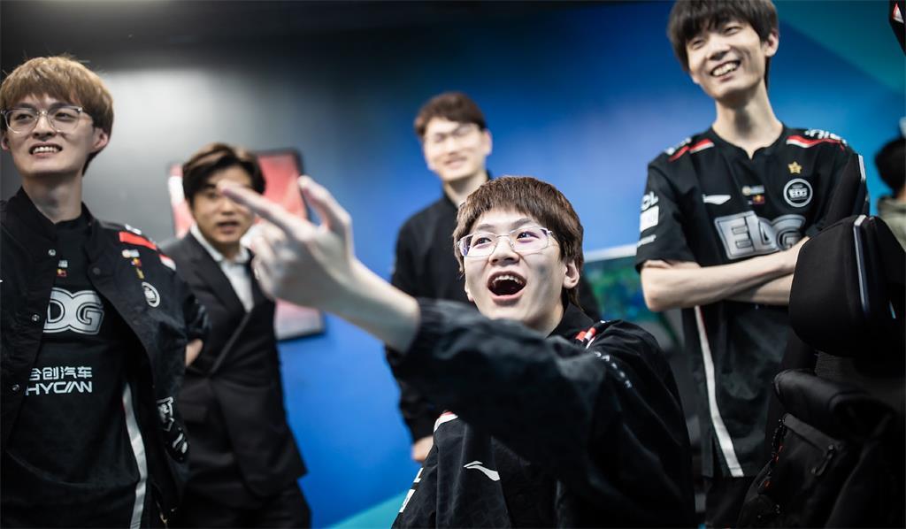 iboy想回EDG了，锐评leave：队友能带他玩，LPL现在下路不强