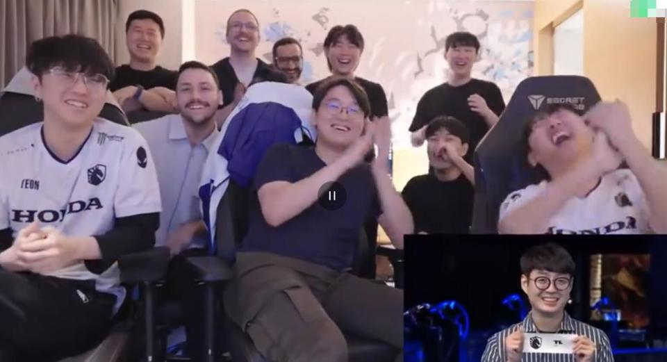 又有一支战队模仿S8的RNG，抽签完集体大笑，直接笑到S14_腾讯新闻