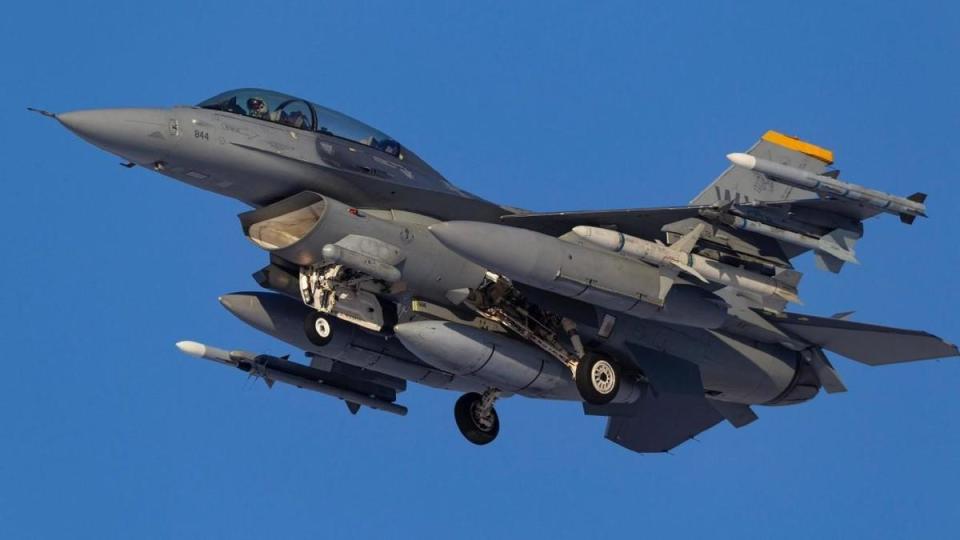 F-16V锁定歼-16和轰-6K！得到美制“狙击手”后，对岸抖起来了？_腾讯新闻