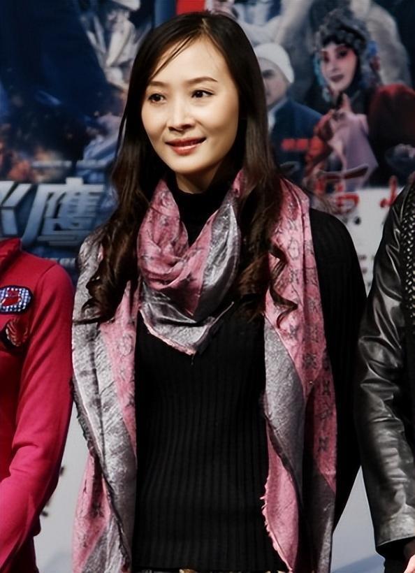 演员曲栅栅，嫁给落魄黄海波，任劳任怨养夫九年，如今苦尽甘来