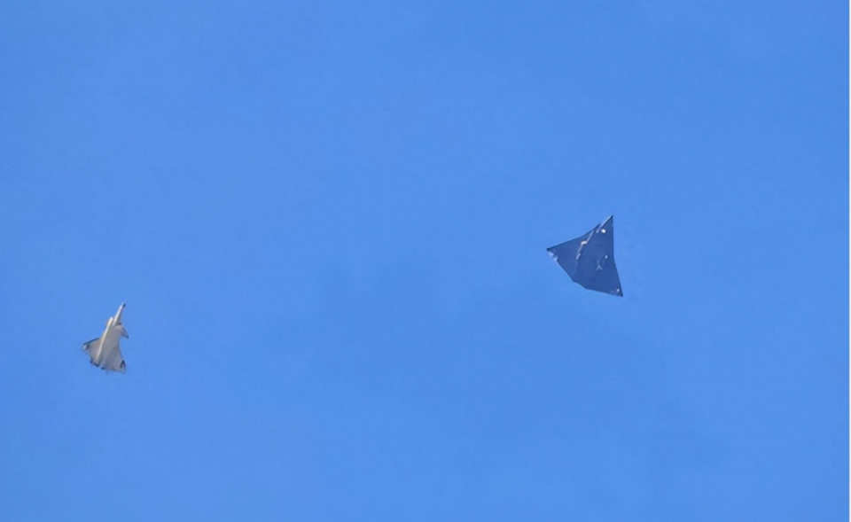 歼-36第三架原型机飞行测试，歼-10伴飞-中国军情-世界论坛网（电脑版）