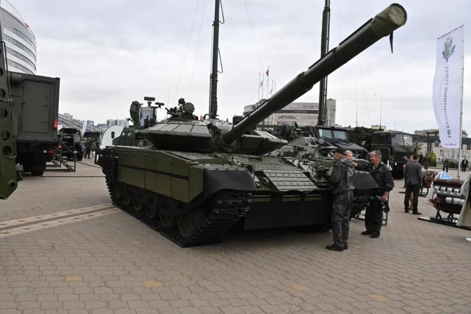 白俄罗斯也在改造T-72，推出新型T-72BM2坦克增强防护_腾讯新闻