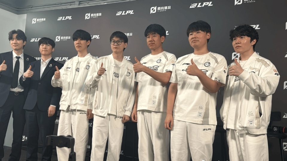 Ruler冠军皮肤想选卡莎！T1粉丝要求更换AD，哥哥常规赛MVP稳了_腾讯新闻