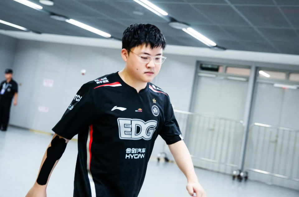 力挺Uzi！MLXG直言：Uzi在EDG战术地位太低！明年应该没心气了_腾讯新闻