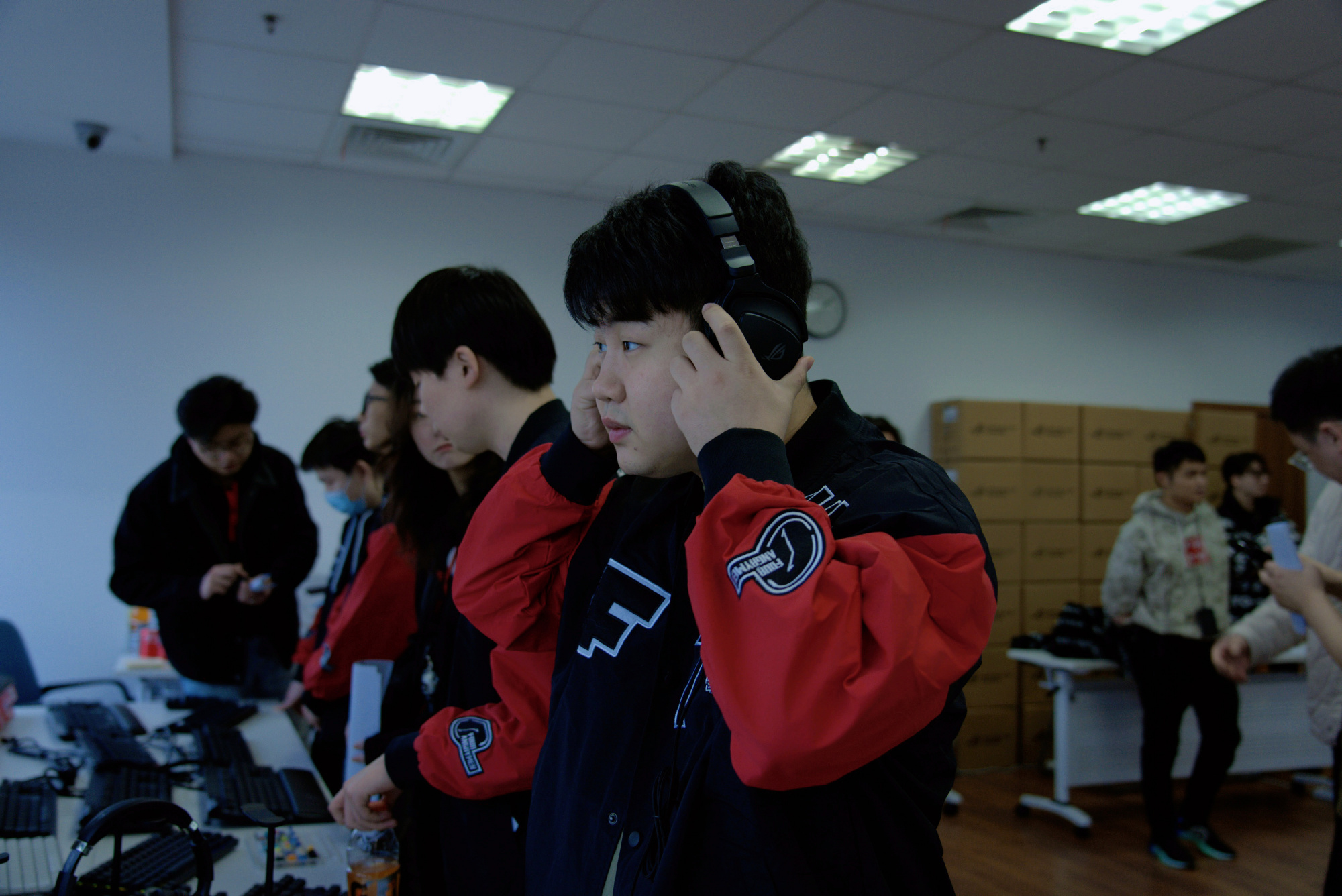 4AM决赛圈3打4翻盘SMS，单日斩获两鸡持续领跑，NH成唯一夺冠威胁