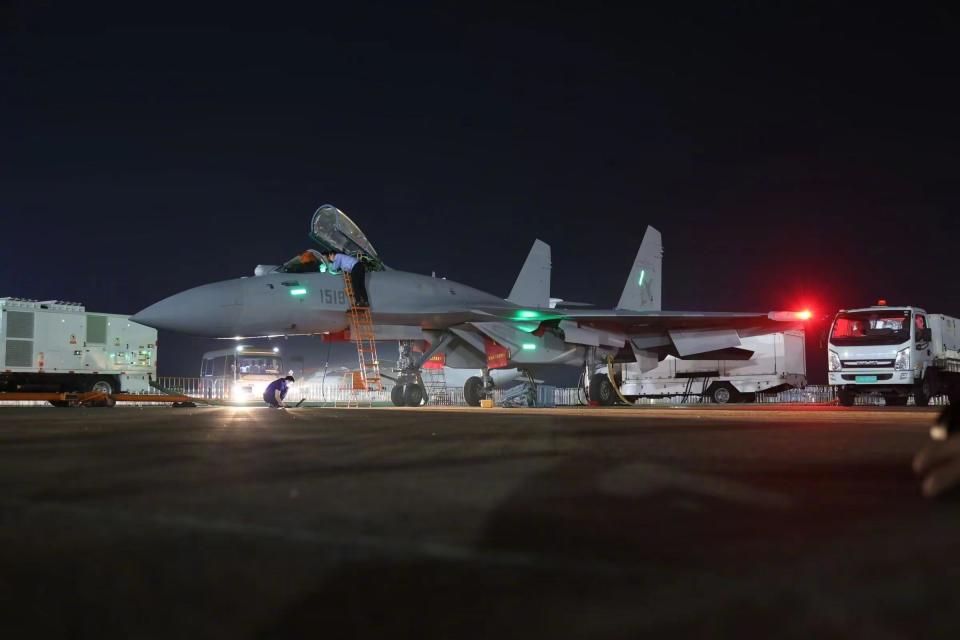 比E/A18G更强，拥有较强对空对地打击能力，歼15D电战机亮相珠海_腾讯新闻