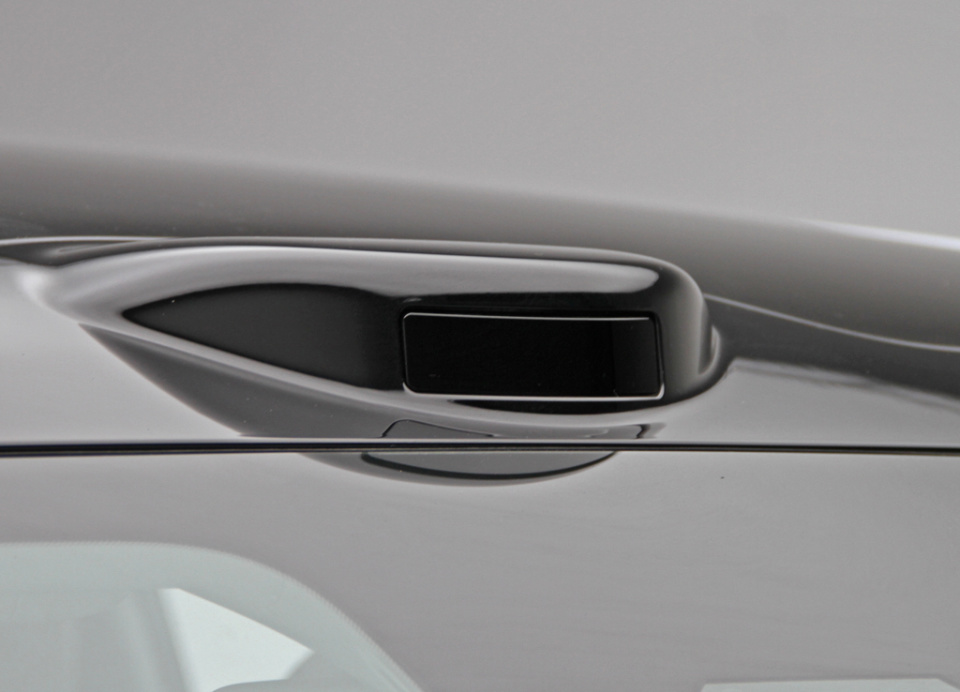 零跑B10内饰亮相 车机搭载8295芯片 新车3月开启预售_腾讯新闻