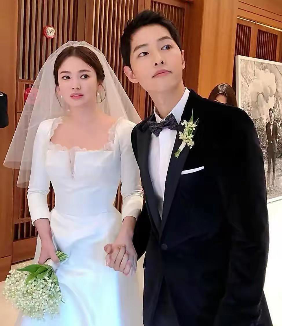 宋仲基携妻子现身罗马，夫妻俩牵手逛街幸福满溢，女方孕肚明显好事将近_腾讯新闻