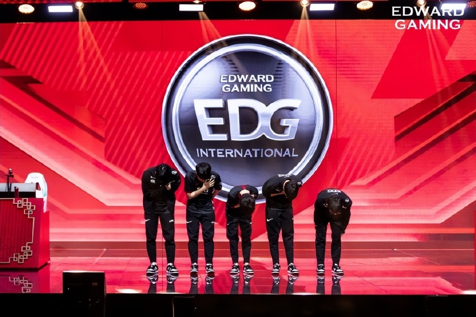EDG新阵容定了！上单ZDZ，下路Assum！粉丝吐槽：比赛都不想看了_腾讯新闻