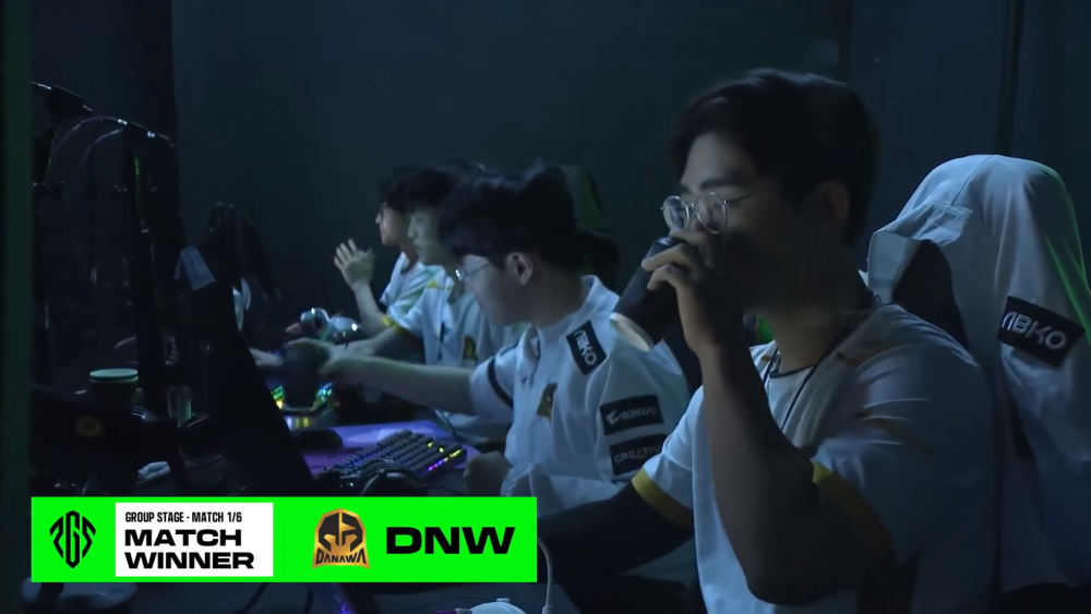 4AM新阵容持续领跑，17无奈更换跳点，SQ的打法实在太恶心_腾讯新闻