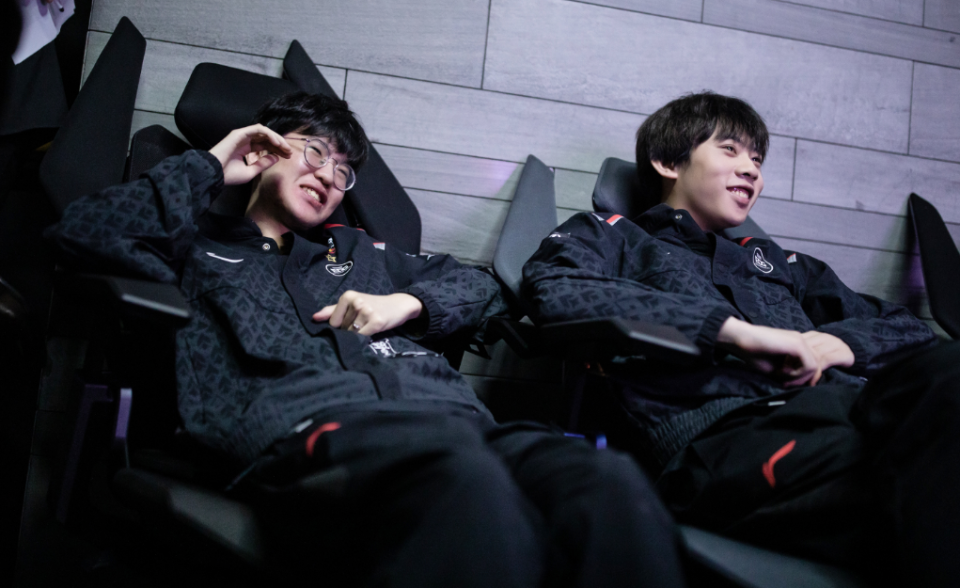 EDG力克FPX挺进季后赛，Jiejie逗笑茂凯，Uzi吐露心声_腾讯新闻