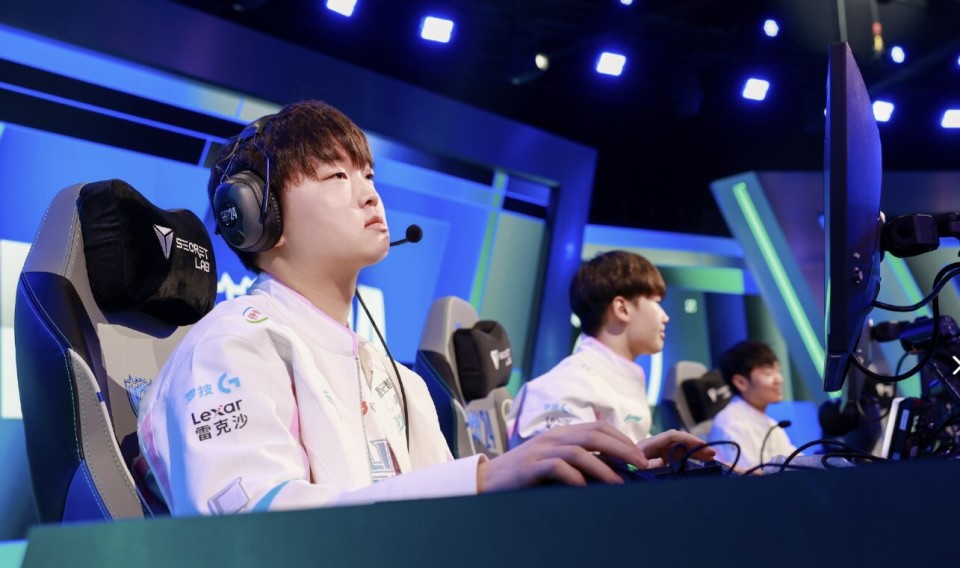 BLG不敌T1，惨遭第2败！bin单杀宙斯难救主，ELK烬伤害不足_腾讯新闻