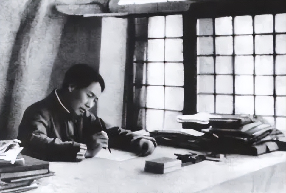 1945年，彭老总因百团大战受到批判，毛主席却检讨：责任全在我_腾讯新闻