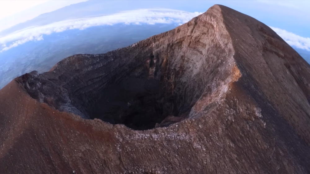 菲律宾最活跃火山喷发3千米高，近万人被迫疏散，附近还有深海沟_腾讯新闻