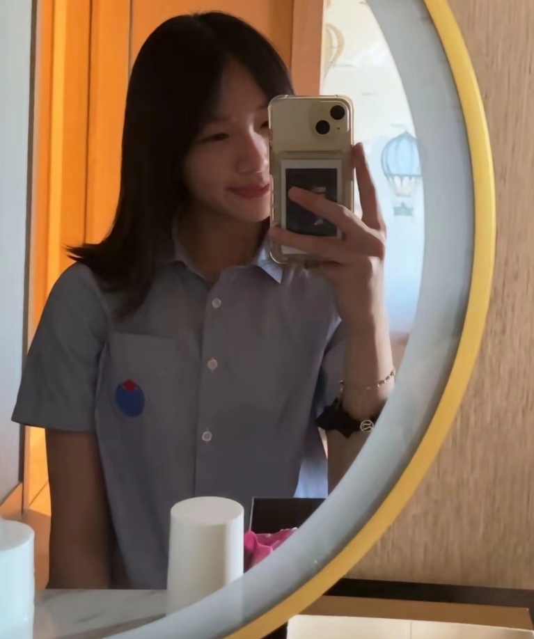 吴尊13岁女儿晒近照，NeiNei化妆穿吊带裙显成熟，甜馨猛夸漂亮_腾讯新闻