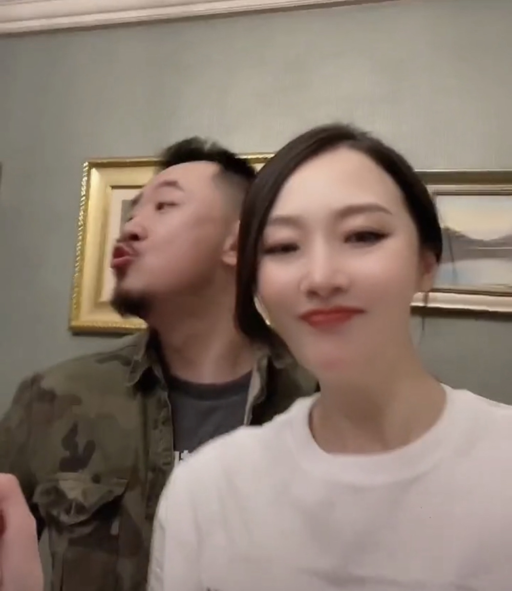 狂飙程程曲栅栅秀恩爱，与老公黄海波拍视频太幸福，两人不离不弃 腾讯新闻
