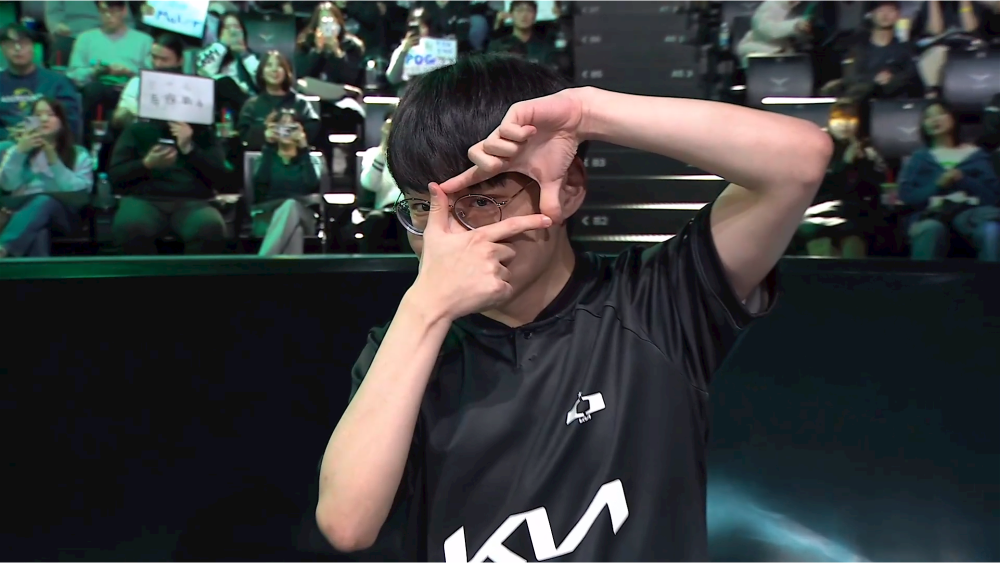 DK横扫NS拿下第2胜，ShowMaker五杀收尾，帅气摆pose_腾讯新闻