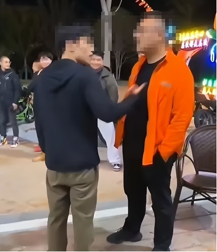 小米su7车主持刀伤人事件：言语欺人，祸事乃生 腾讯新闻