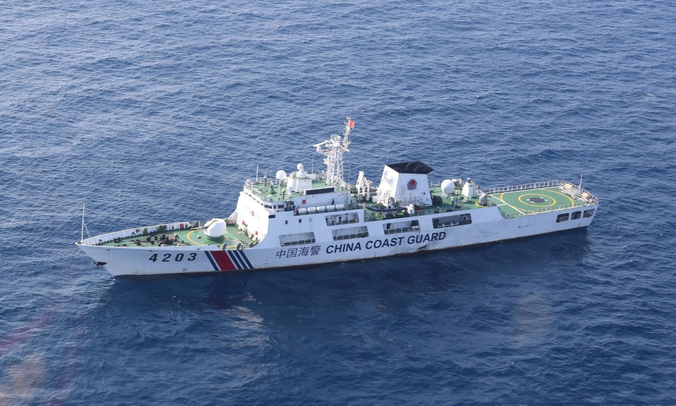 干的漂亮，菲补给船再闯仁爱礁，中国海警船首次动用水炮攻击_腾讯新闻