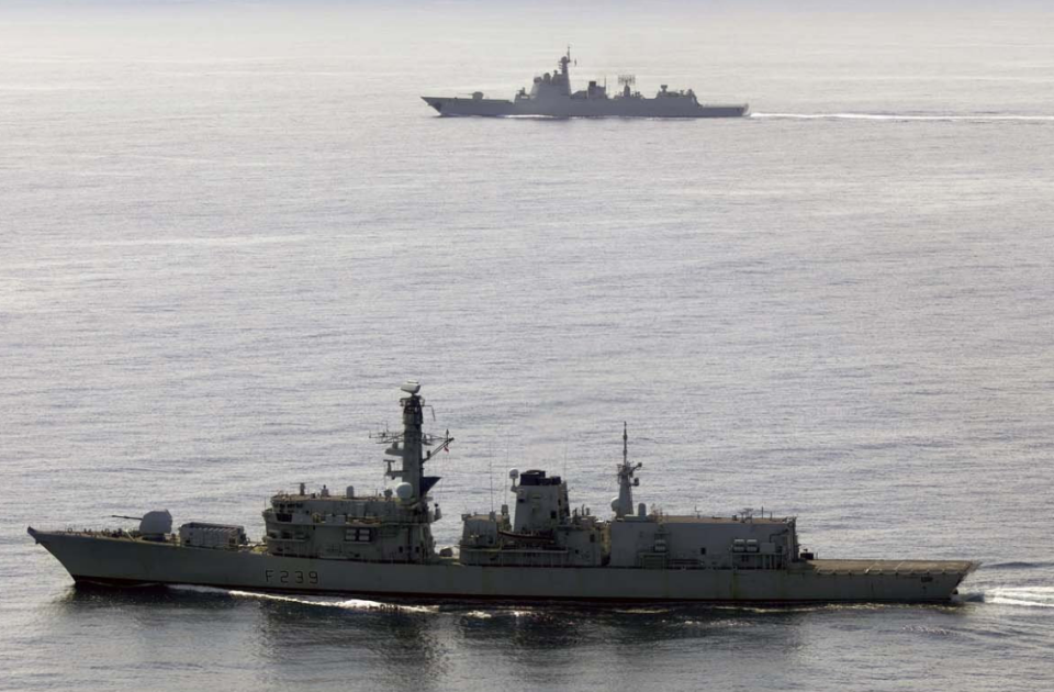 052D穿越英吉利海峡，英国海军护卫舰一路跟着拍照_腾讯新闻