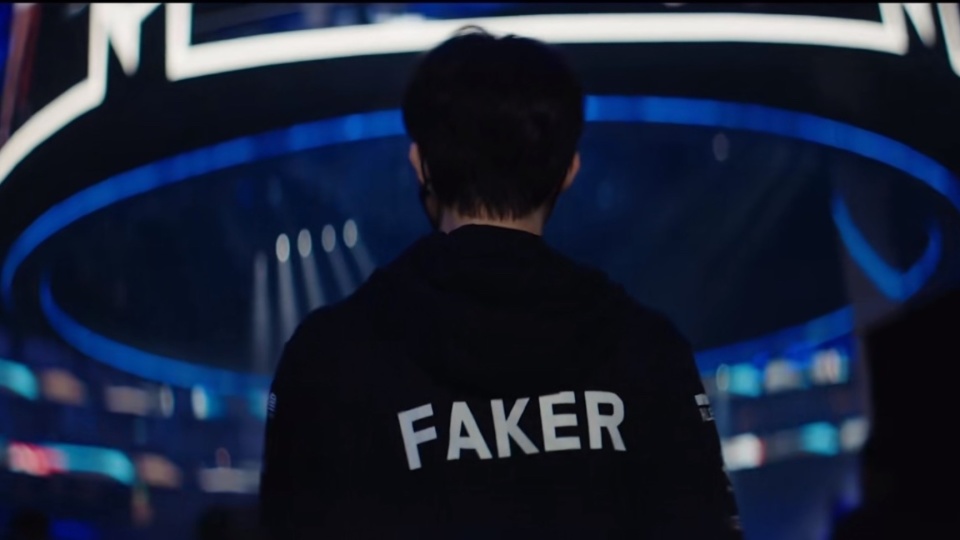 LOL首位5冠选手诞生！Faker勇夺FMVP，观众：真有城墙这英雄啊_腾讯新闻