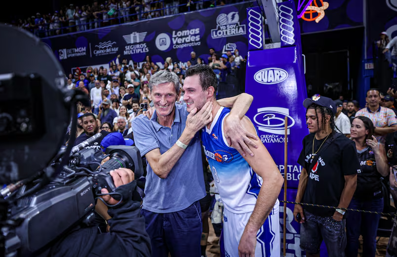 21年篮球生涯首冠！37岁加里纳利荣膺FMVP：高举奖杯激情庆祝_腾讯新闻