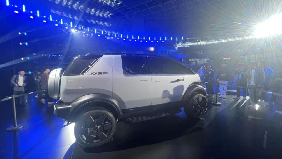 iCAR X25亮相，奇瑞造了辆能越野的MPV？_腾讯新闻