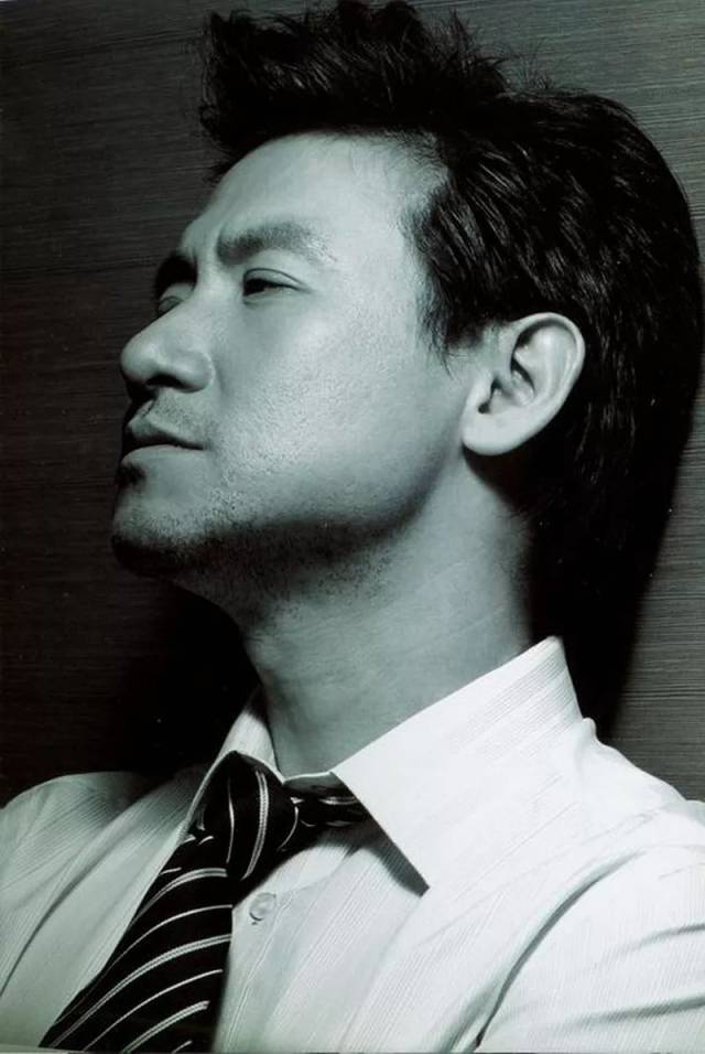 张学友62岁仍为妻拼命？罗美薇4年亏10亿，她缘何让歌神死心塌地_腾讯新闻