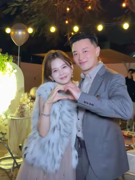 赵樱子发布被蒋毅求婚视频，重现了二人合作剧中的经典求婚桥段_腾讯新闻