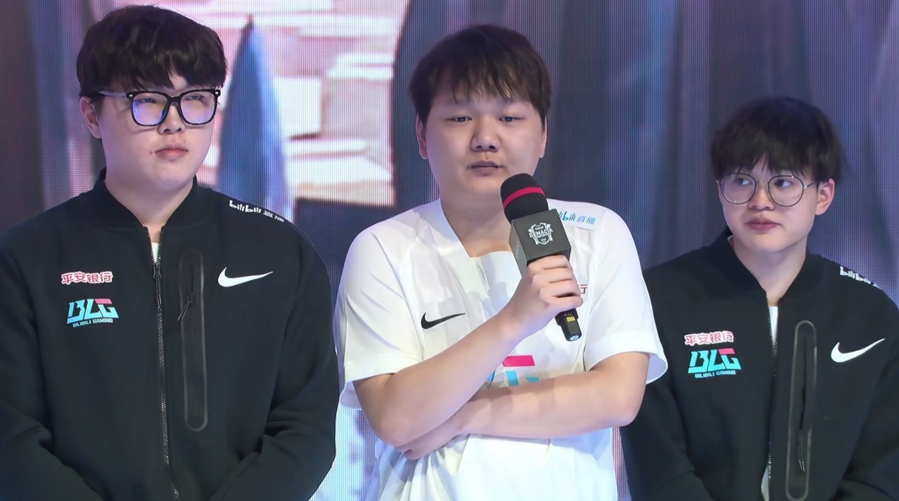 击败RNG后，Xun赛后表情图火了，双眼含泪环顾四周，不愿意离场