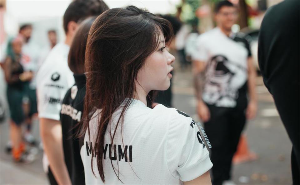 Mayumi三年换2个男友，如今官宣谈恋爱热度1.3亿，却向粉丝道歉_腾讯新闻