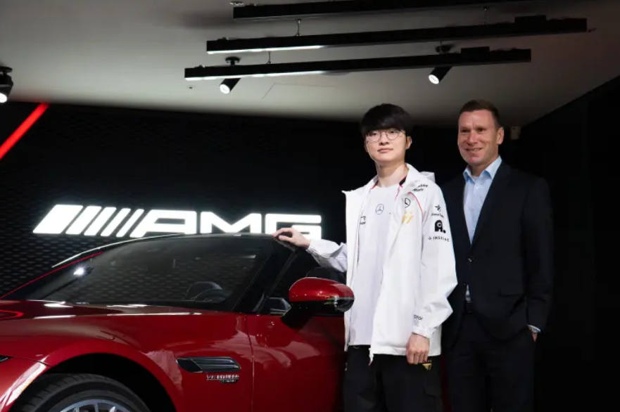 Faker秀奔驰新车合照！价格200万的跑车到手了_腾讯新闻