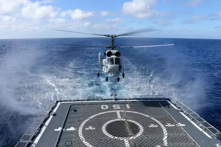 直20F直升机有多大？与直9C同框才明白，为何052D驱逐舰加长_腾讯新闻