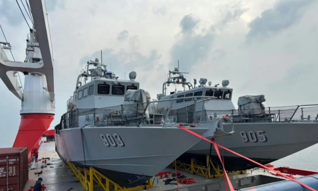 菲巡逻机强闯黄岩岛，052D紧急出动直9，9米距离极限拦截_腾讯新闻