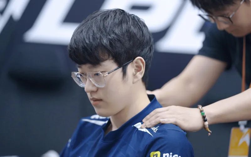 GALA哭了，Faker遥遥领先！锐评：塔赞职业生涯或画上句号_腾讯新闻