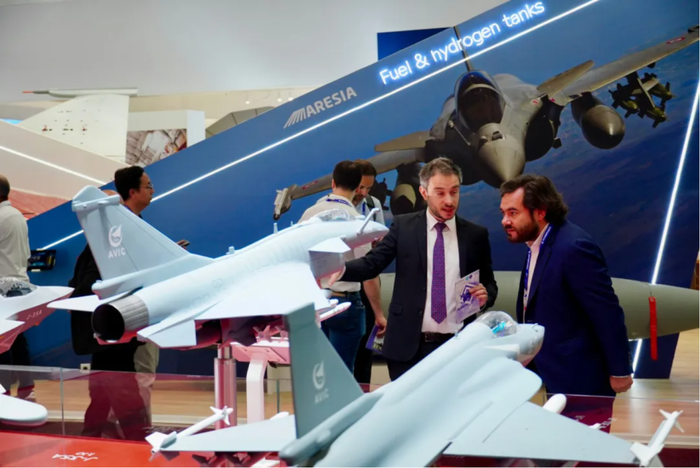 歼-10CE是三维模型，“阵风”战机则是二维图片，网友戏称又实现了降维打击 - 网际谈兵