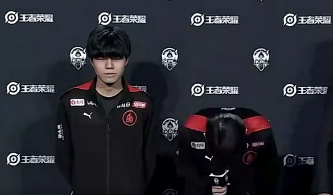 AG干碎RNGM获首胜！一诺四连超凡，赛后鞠躬致谢，李九：刷新下限