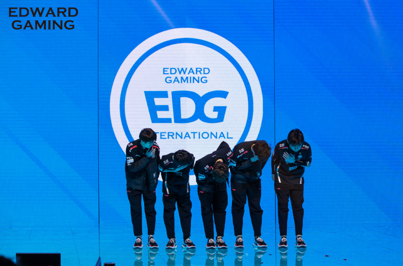 EDG败给JDG后，官博沦陷！教练背大锅，粉丝怒斥：这BP真看不懂