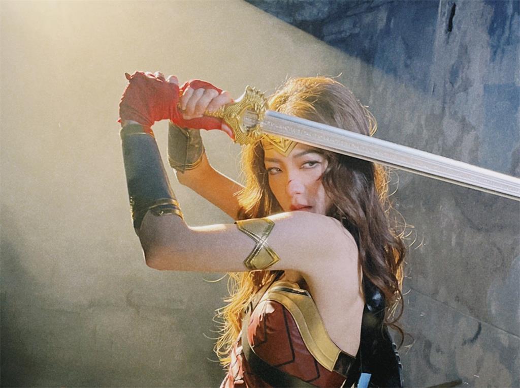 时隔四年，TheShy希然再续前缘？比赛时还不忘注意主持人的pose