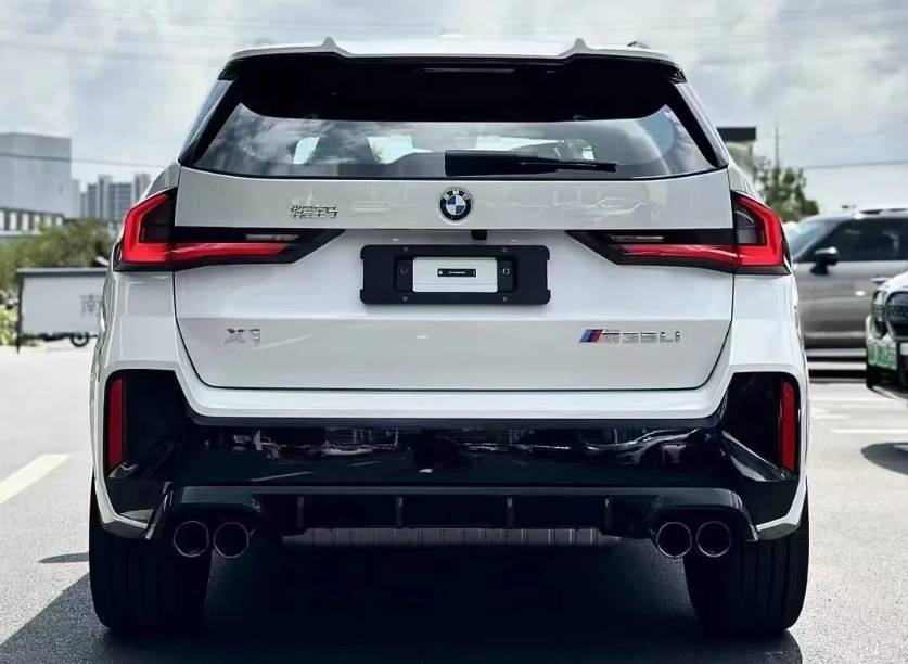 国产宝马X1 M35Li新车到店，它和普通版本哪里不一样，如何区分？_腾讯新闻