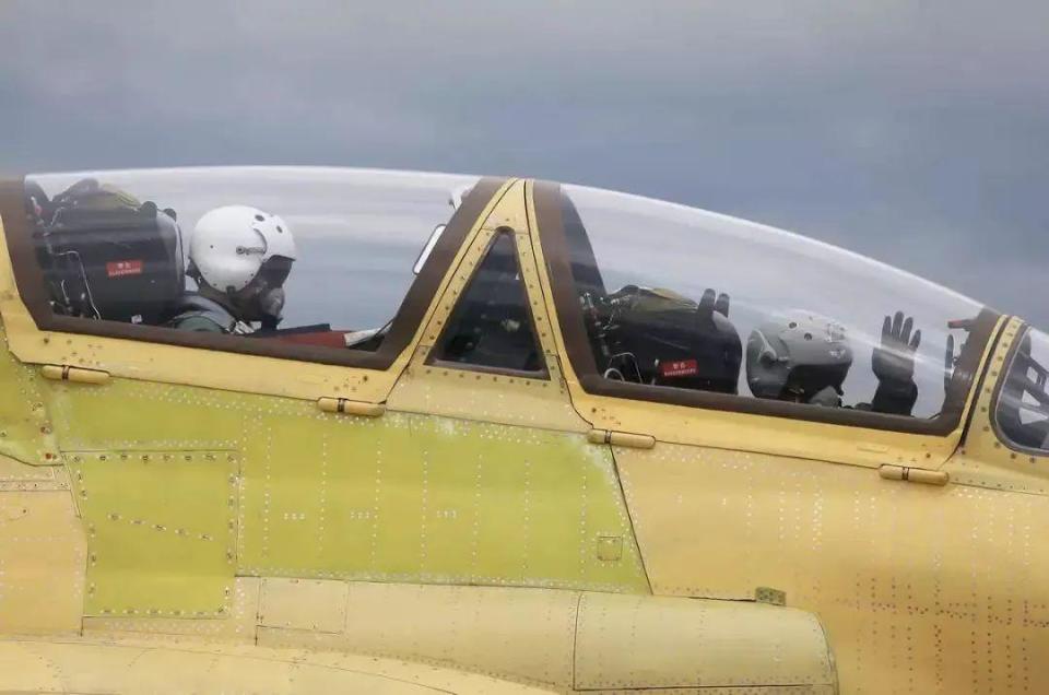 中国战机再拿大单！6架FTC-2000G交付缅甸，网友：外观似曾相识？_腾讯新闻