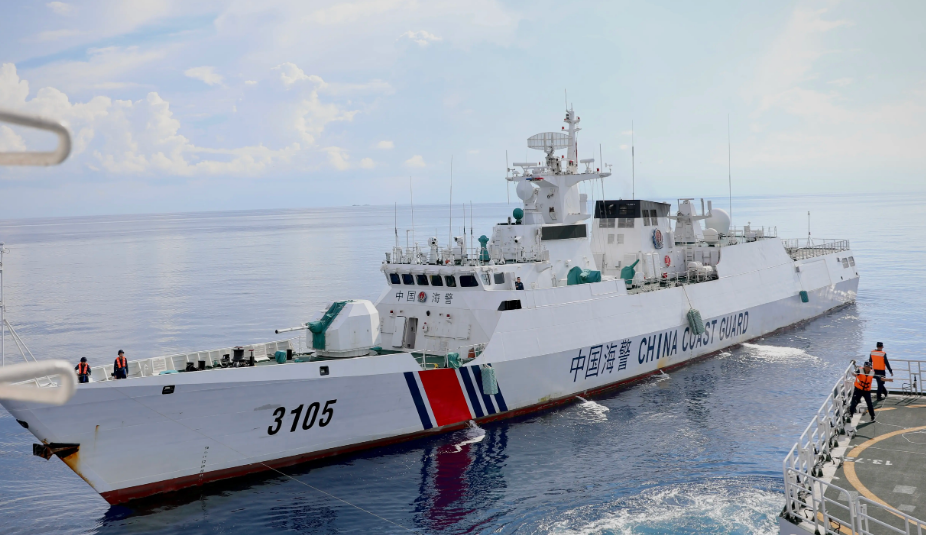 菲律宾多艘海警船强闯南海，052D驱逐舰强势驱离_腾讯新闻